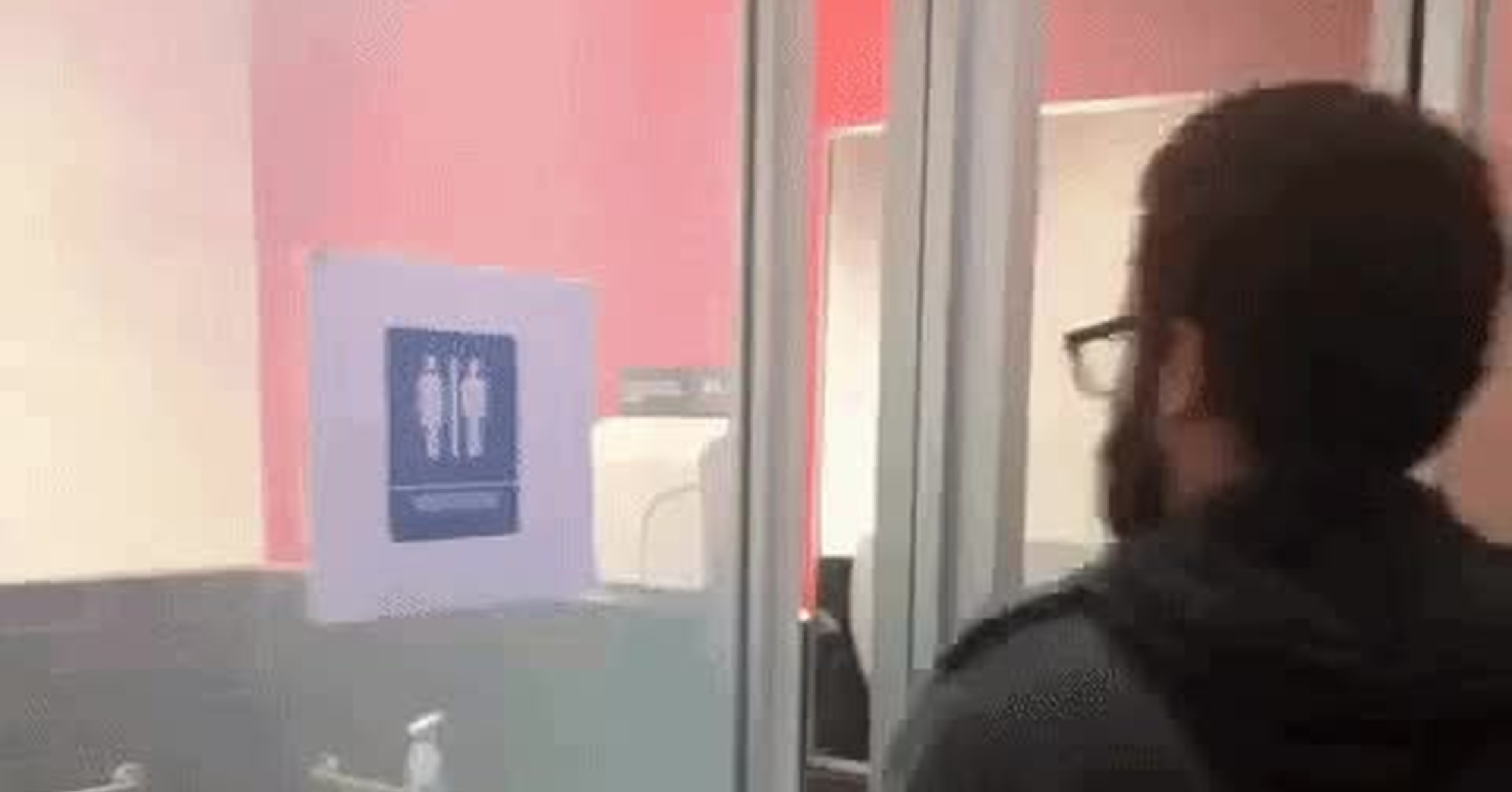 ¡Vaya GIF! / El mejor método para evitar mirones en los lavabos públicos