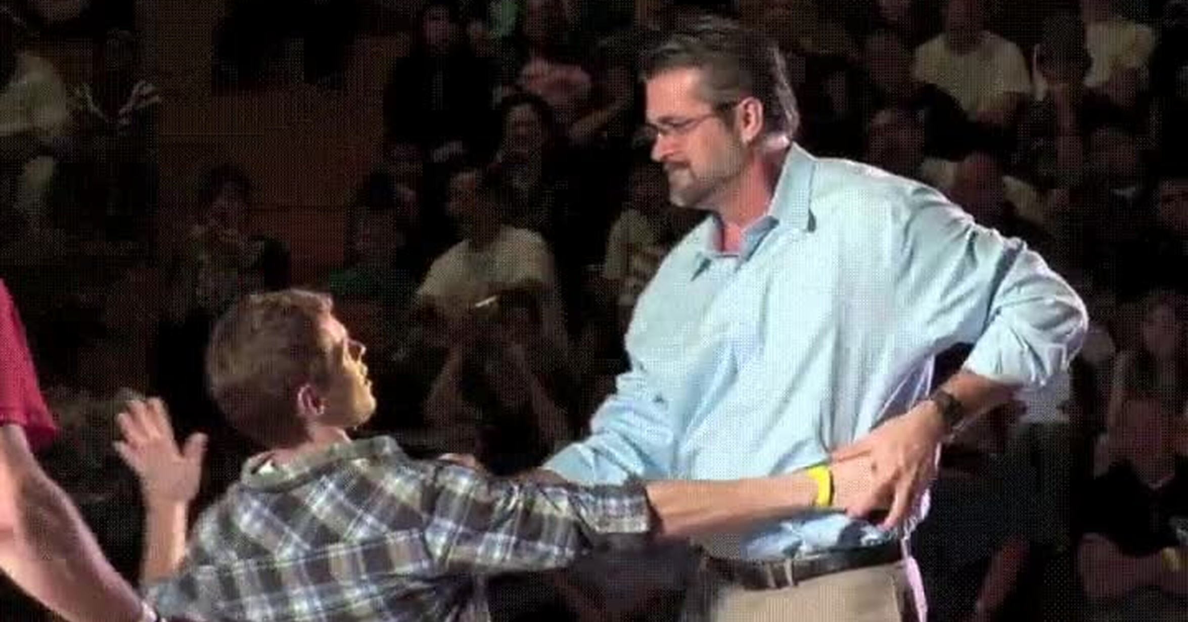 ¡Vaya GIF! / Demostración de cómo desarmar a dos personas en cuestión ...