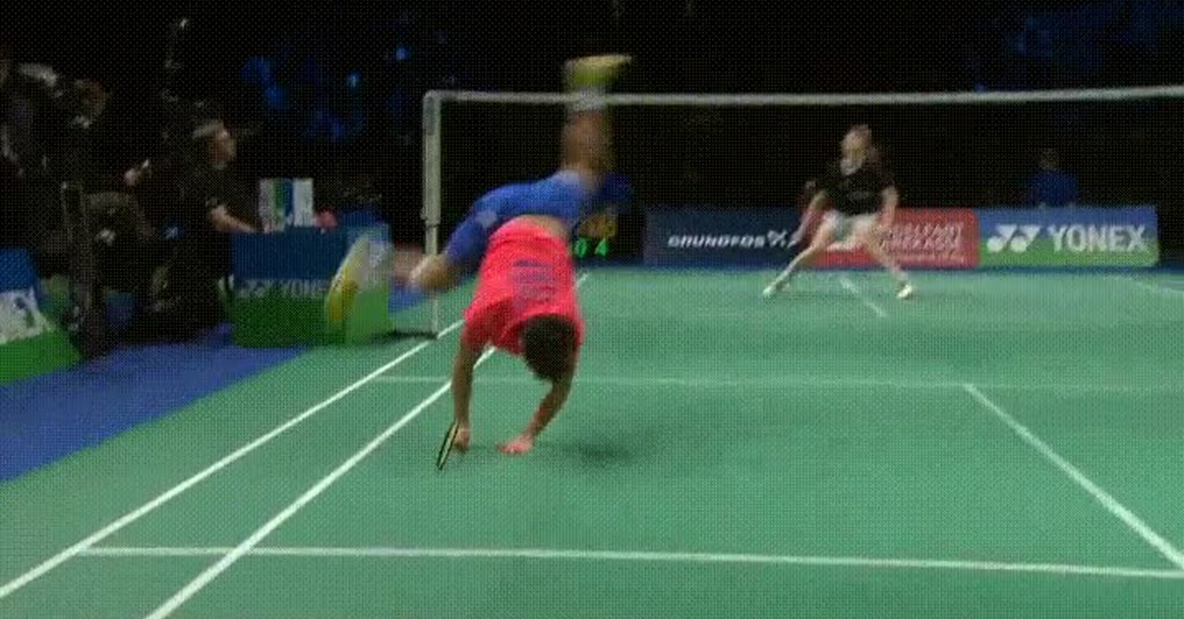 ¡Vaya GIF! / Alucinante punto en un partido de badminton