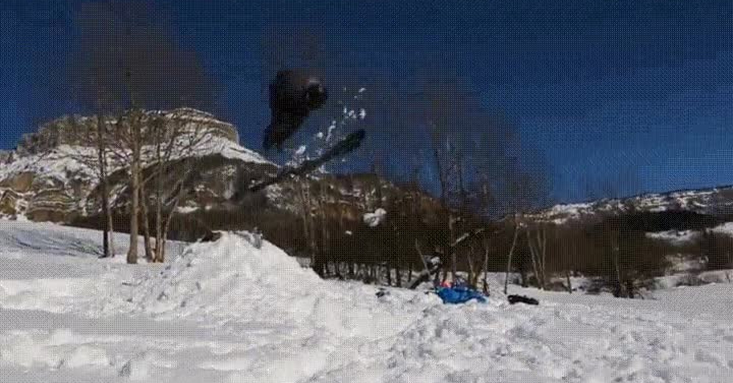 ¡Vaya GIF! / Cuando ejecutas un salto mortal pero te olvidas los esquís ...