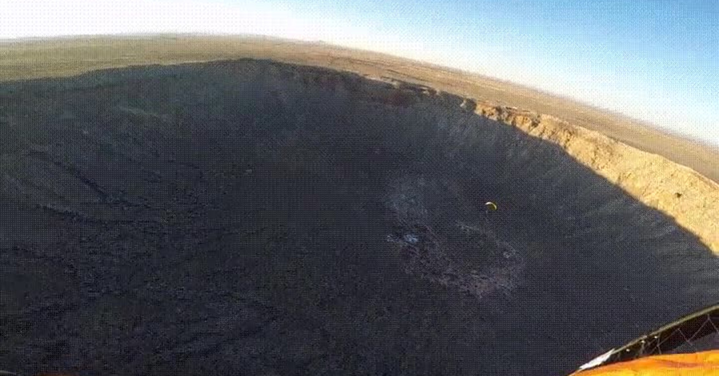 ¡Vaya GIF! / Sobrevolando el cráter de un meteorito con paracaídas ...