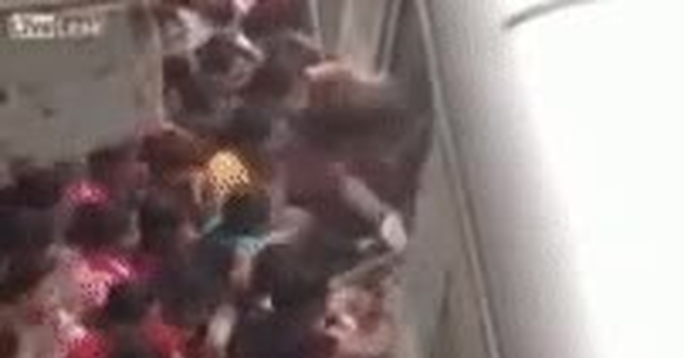 ¡Vaya GIF! / Y tú te quejas cuando tienes que ir un poco apretado en el ...