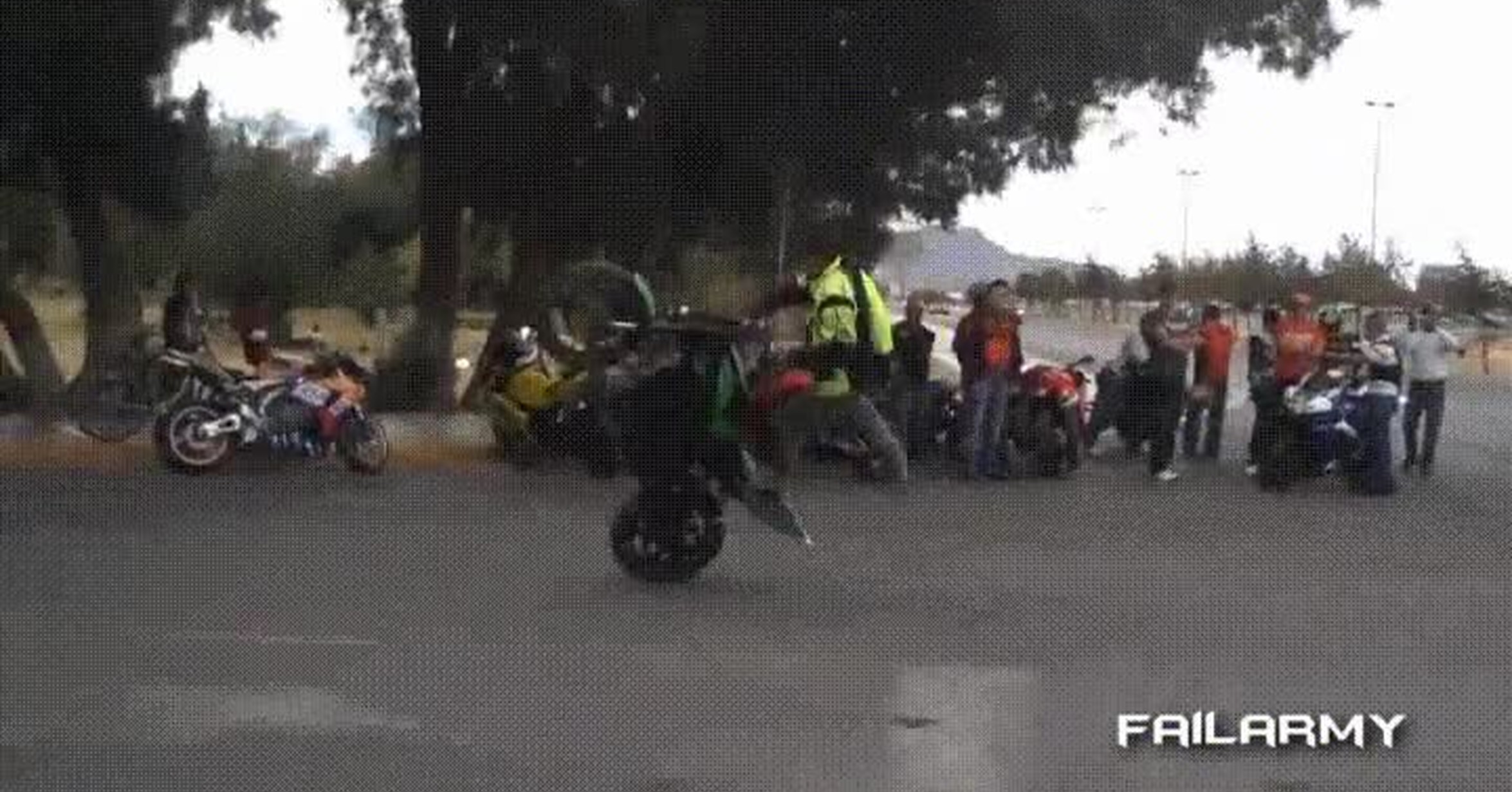 ¡Vaya GIF! / Siempre que te vas a chocar aparece mágicamente un puesto ...