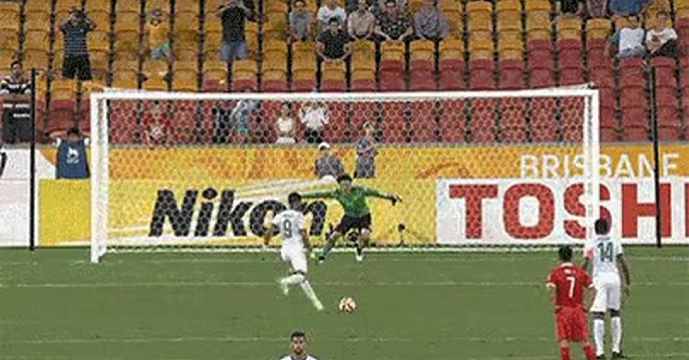 ¡Vaya GIF! / Chaval de 12 años ayudando al portero a parar un penalti