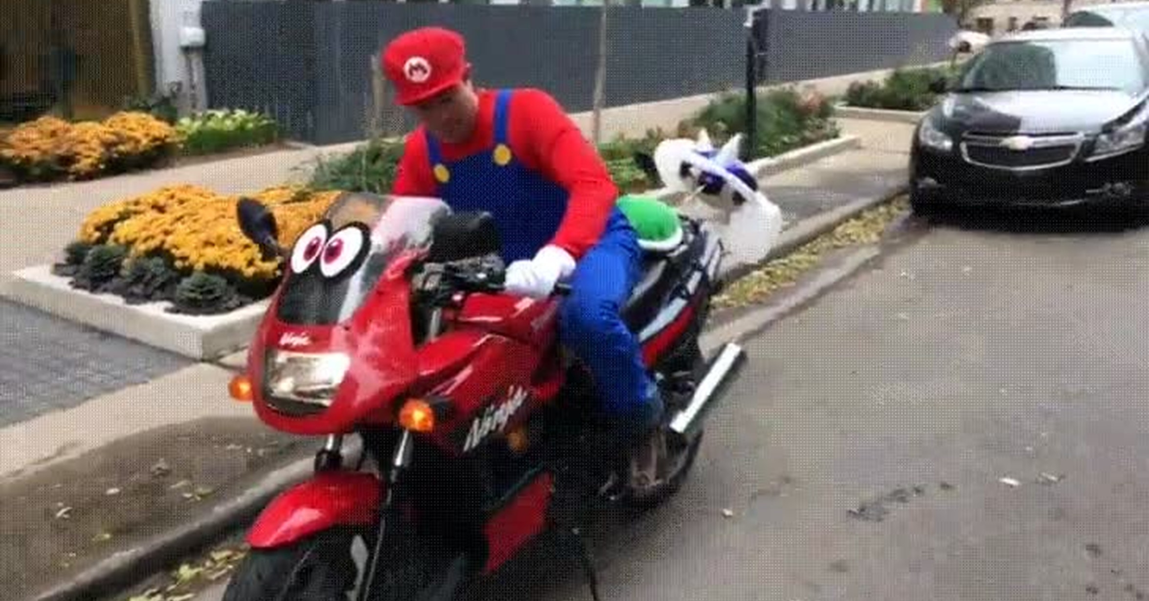 ¡Vaya GIF! / Intentando esquivar el caparazón azul de Mario Kart en la ...