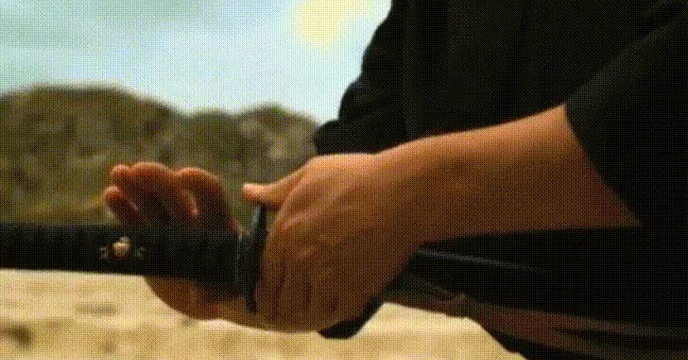 ¡Vaya GIF! / Desviando un disparo de una pistola con una katana