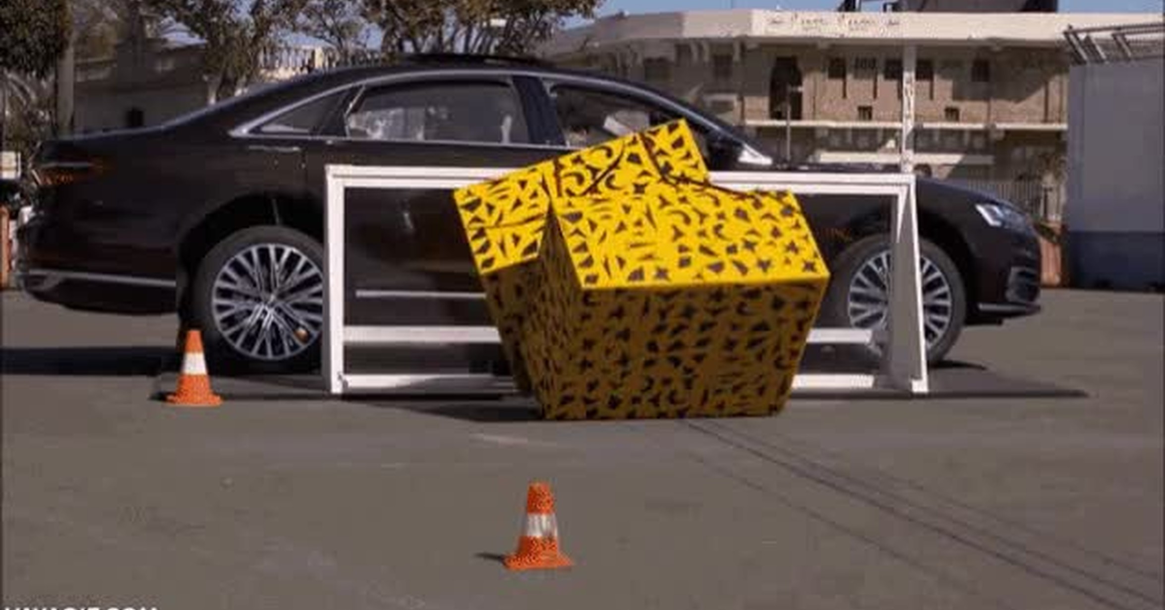 ¡Vaya GIF! / Así es cómo un Audi A8 te protege de una colisión lateral