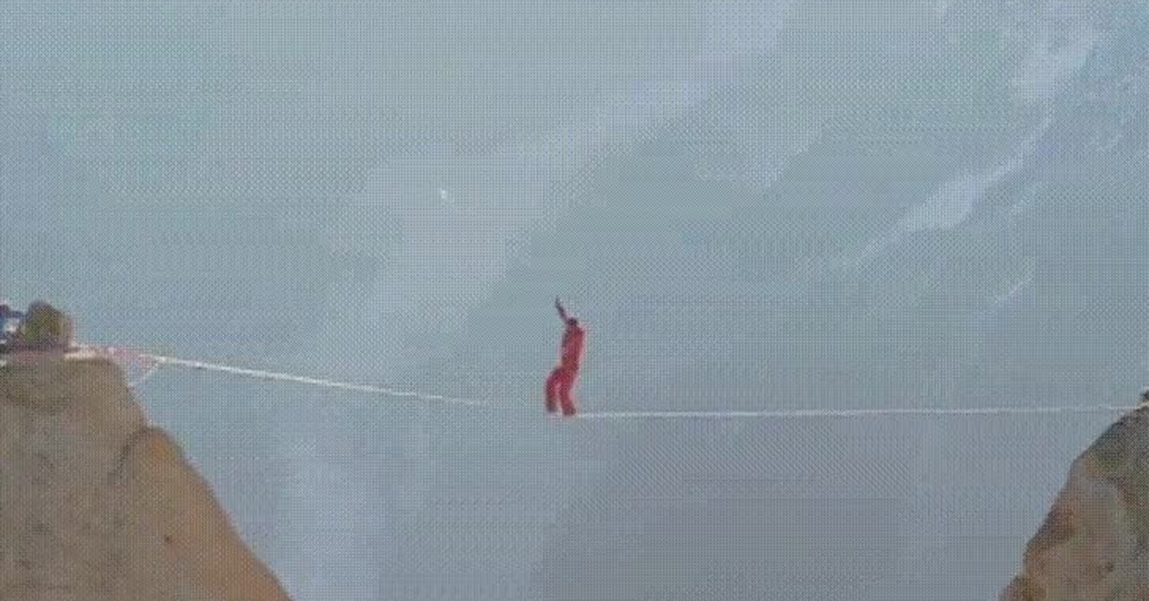 ¡Vaya GIF! / Caminando sobre la cuerda floja en los Alpes Franceses