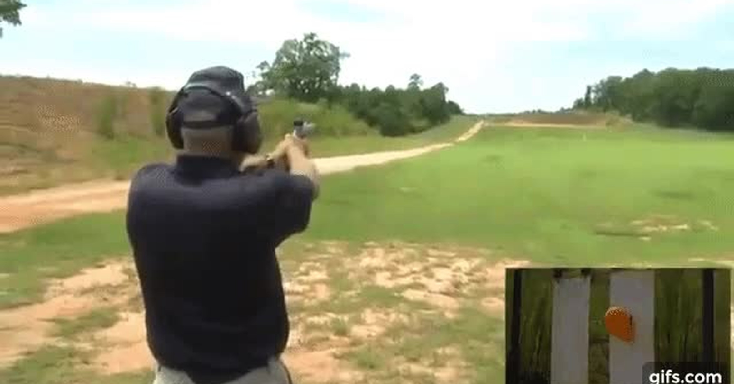 ¡Vaya GIF! / El increíble disparo preciso a 914,4m con una 9mm