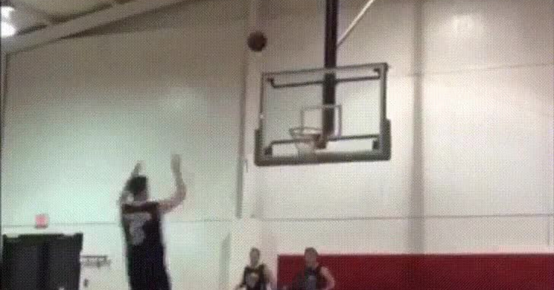 ¡Vaya GIF! / Ni el tablero ha podido resistir una canasta tan maravillosa