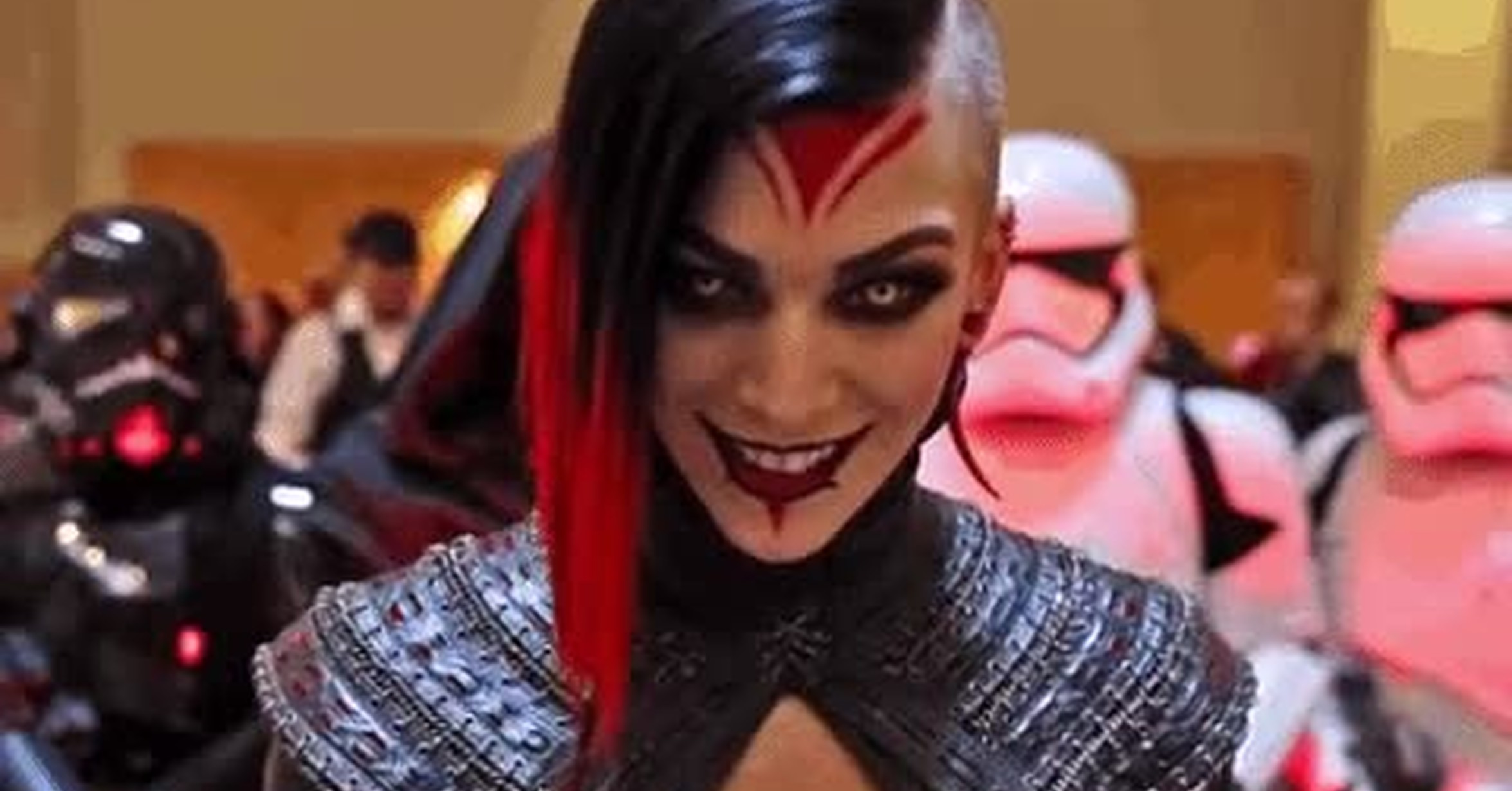 ¡Vaya GIF! / Miss Sinister clavando un Cosplay de Sith