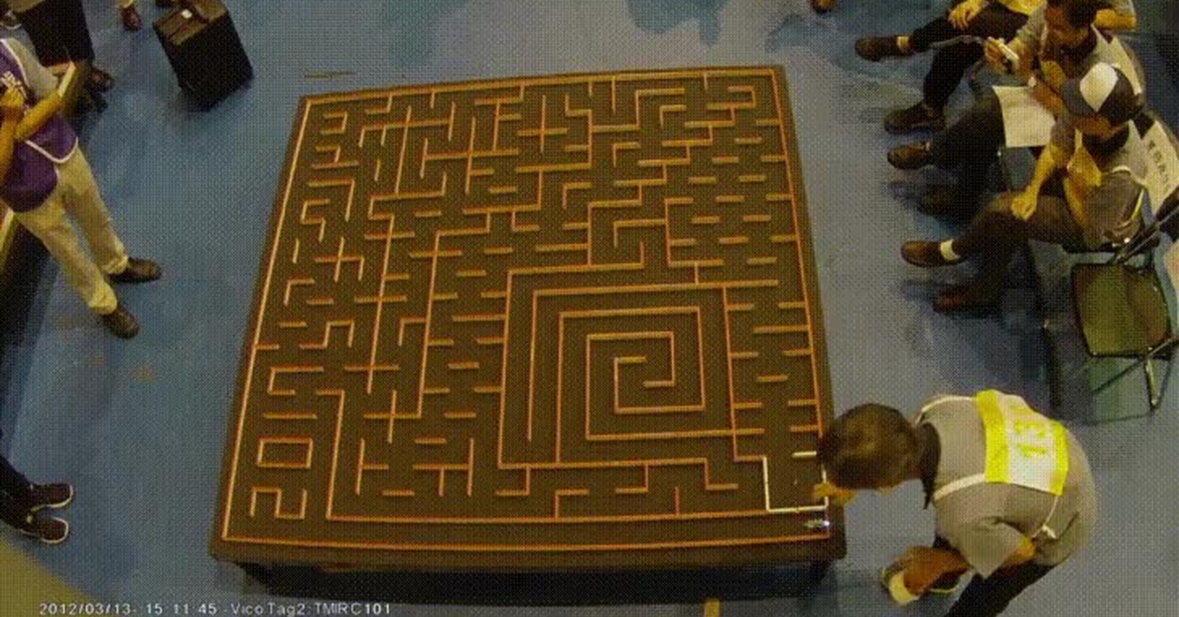 ¡Vaya GIF! / Este robot completa un laberinto en apenas 6 segundos