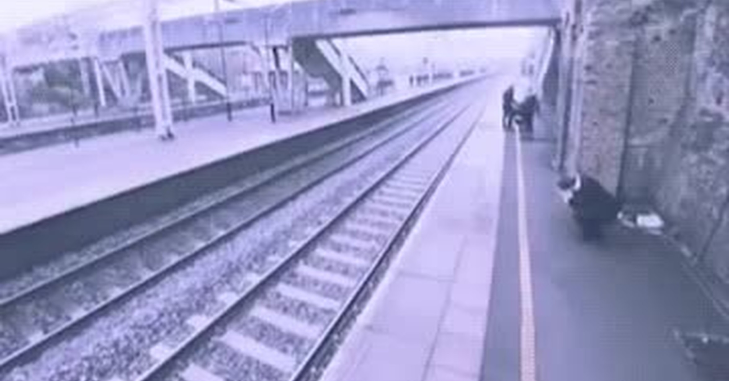 ¡Vaya GIF! / Salvando la vida de un hombre en el último segundo