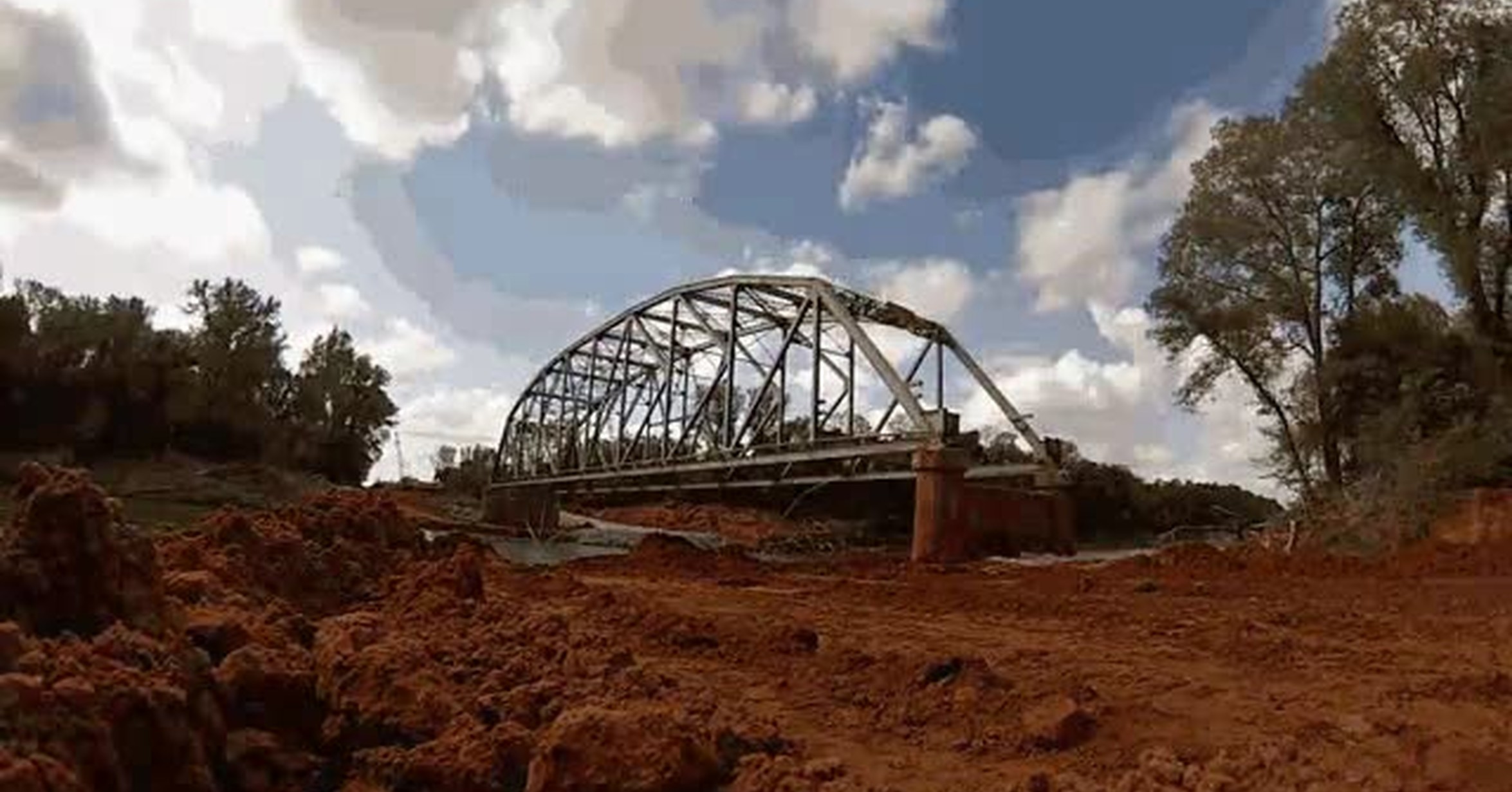 ¡Vaya GIF! / El momento exacto en el que explota un puente ¡Vaya GIF! / El momento exacto en el que explota un puente