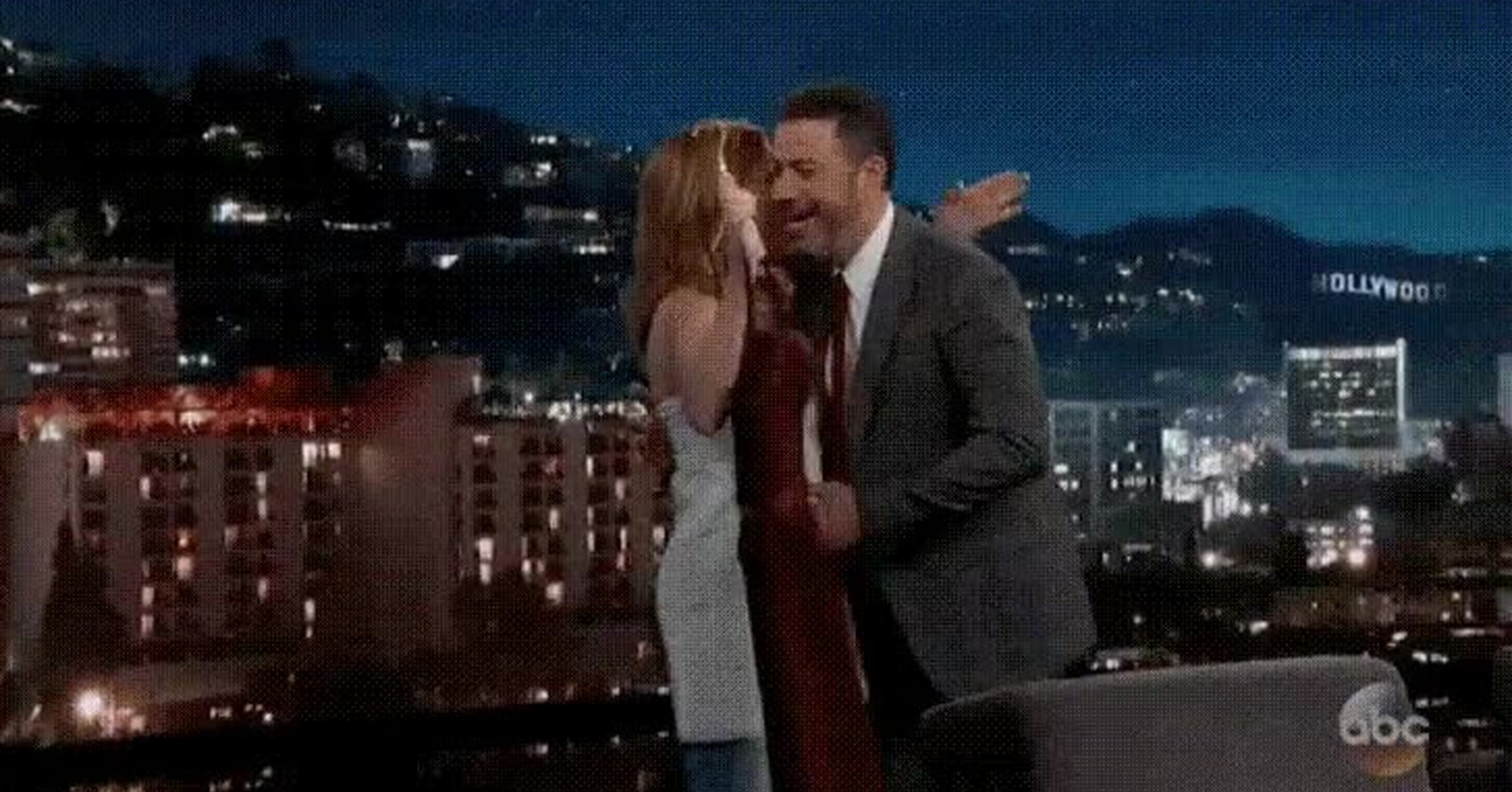 ¡Vaya GIF! / Jenna Fischer llevó solo una toalla en su aparición en el ...
