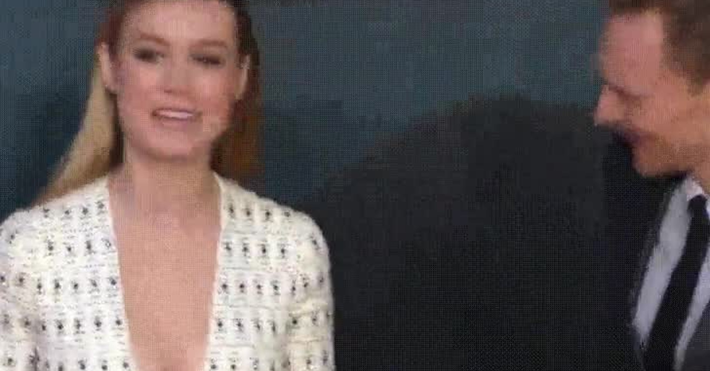 ¡Vaya GIF! / Pillan a Loki mirando descaradamente el vestido de Brie Larson