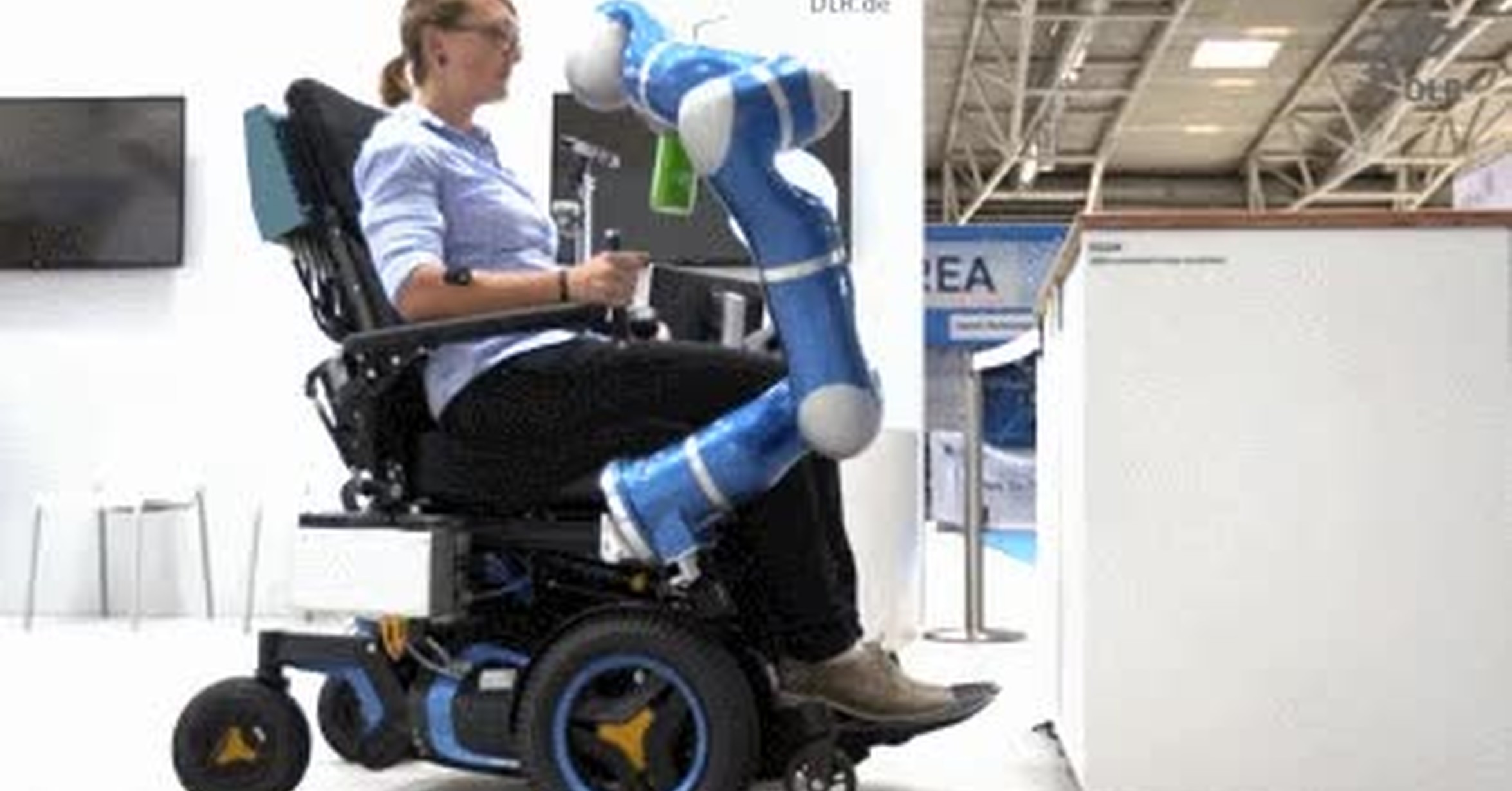 ¡Vaya GIF! / Robot asistente para los que tienen que ir en sillas de ruedas