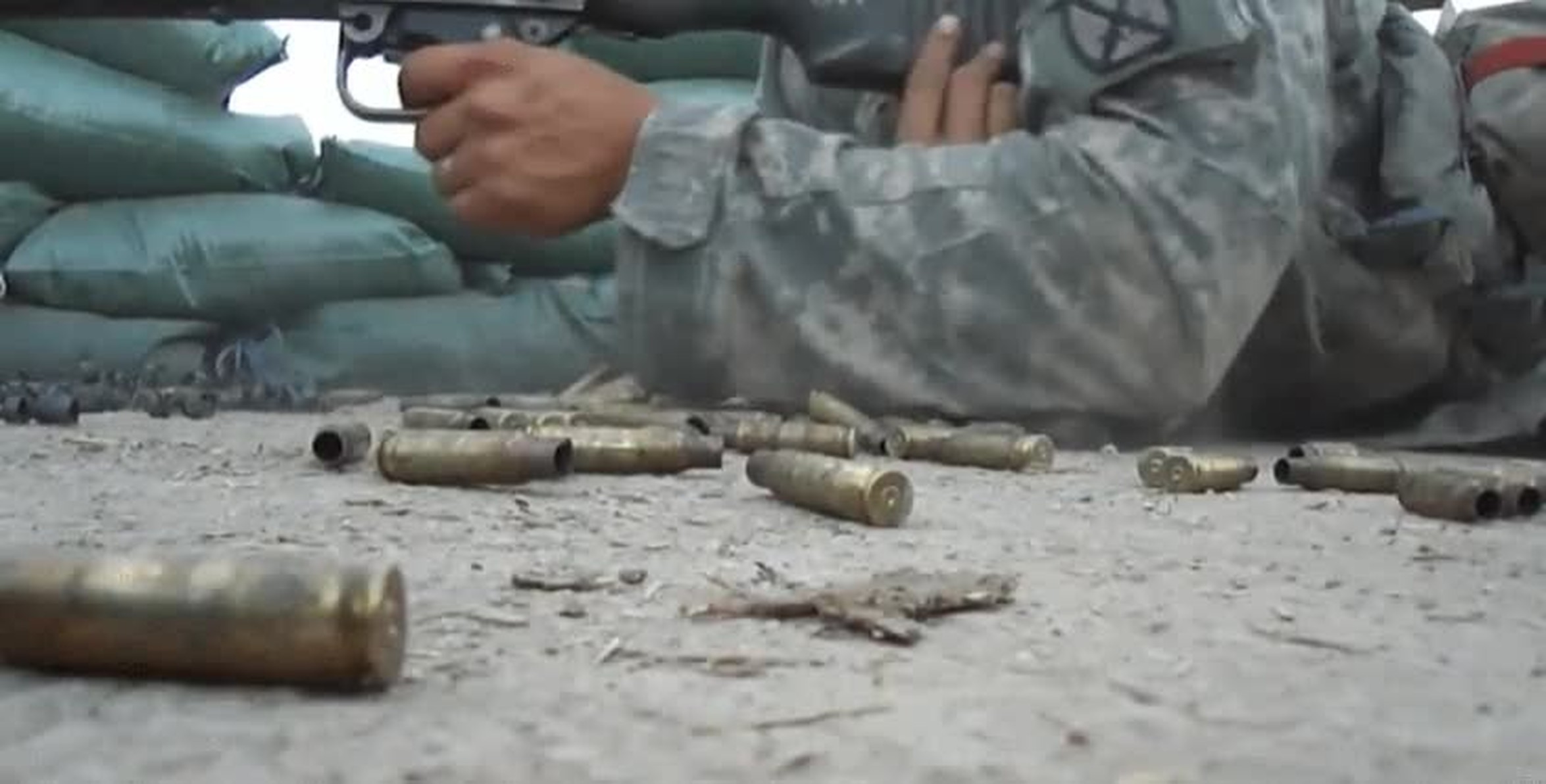 ¡Vaya GIF! / Los uniformes militares tienen velcro por una sencilla razón
