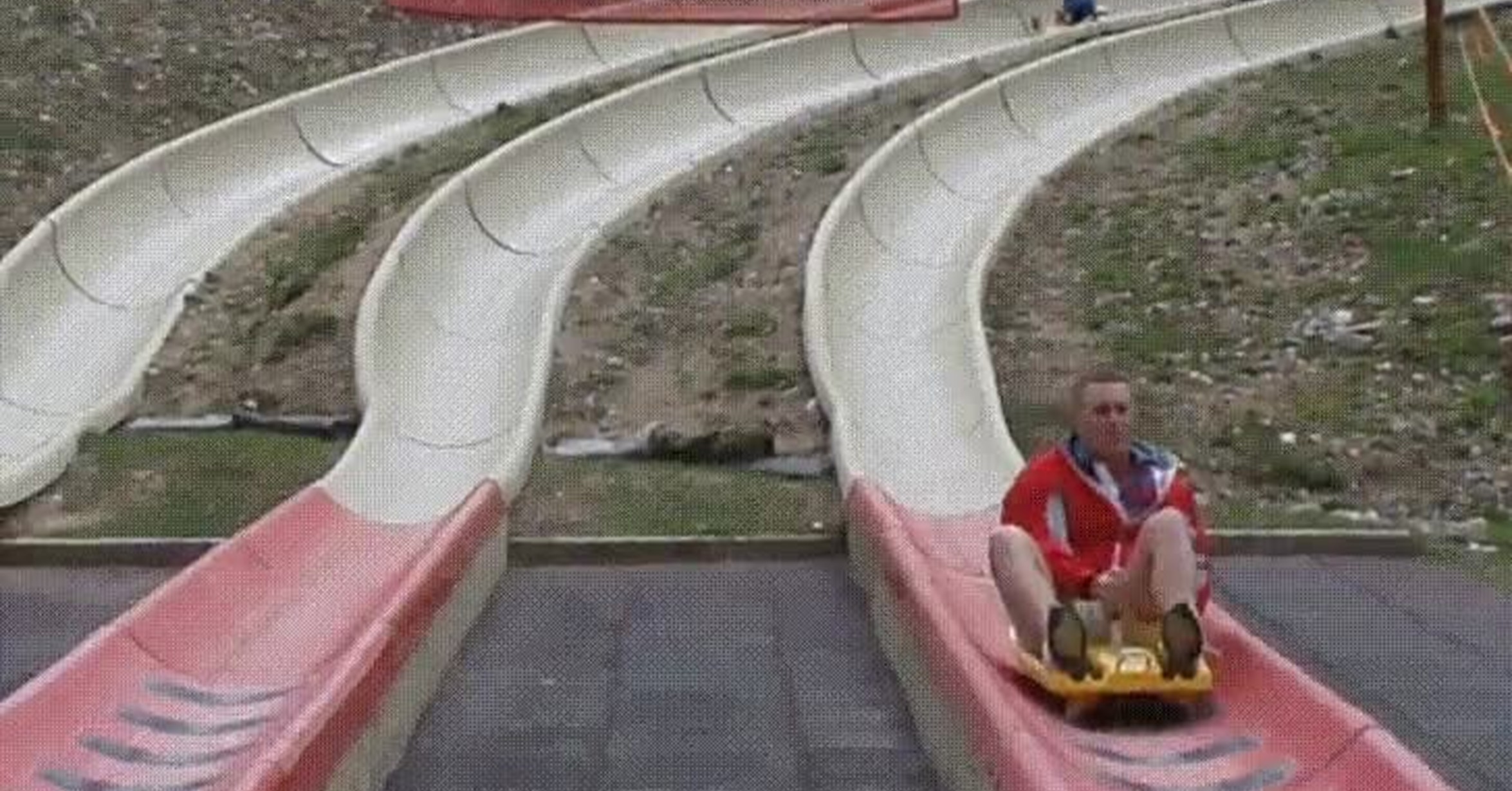 ¡Vaya GIF! / Papá súbete al tobogán. Ya verás, será divertido