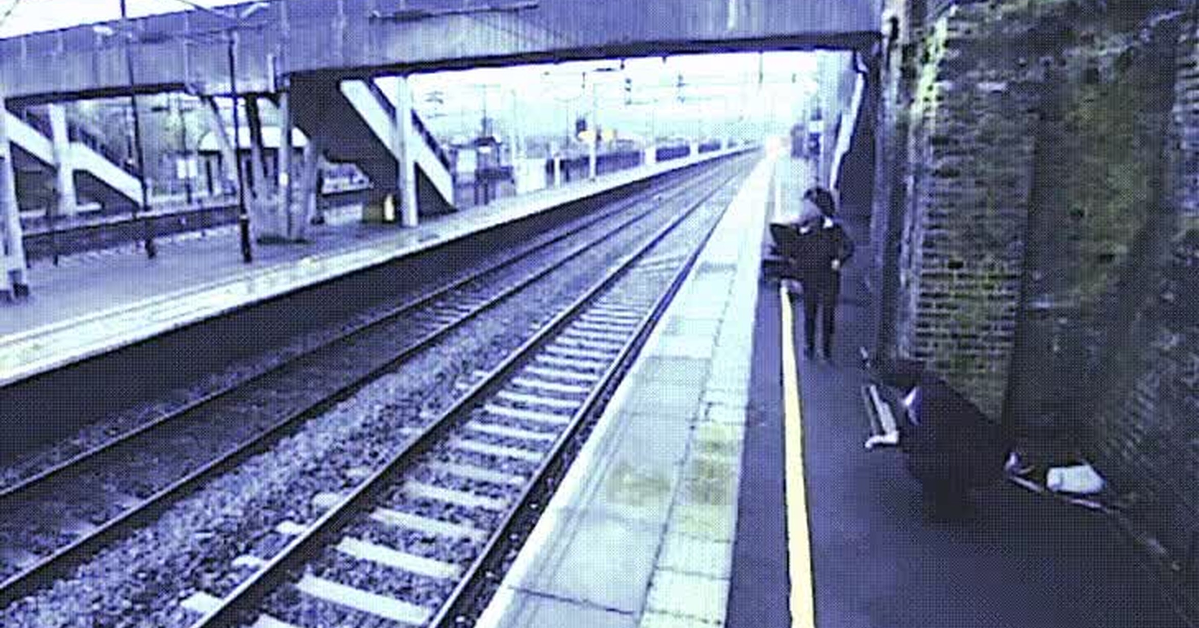 ¡Vaya GIF! / Una desconocida evitando una tragedia en el último segundo