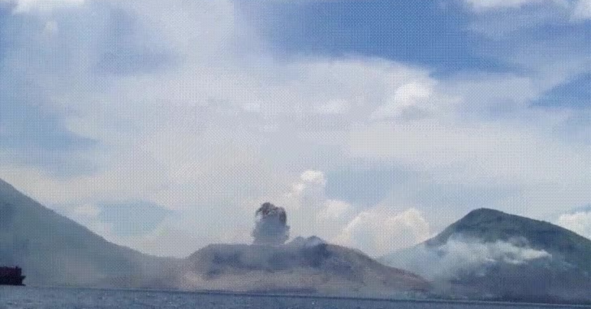 ¡Vaya GIF! / La impresionante explosión de un volcán en Papua, Nueva Guinea