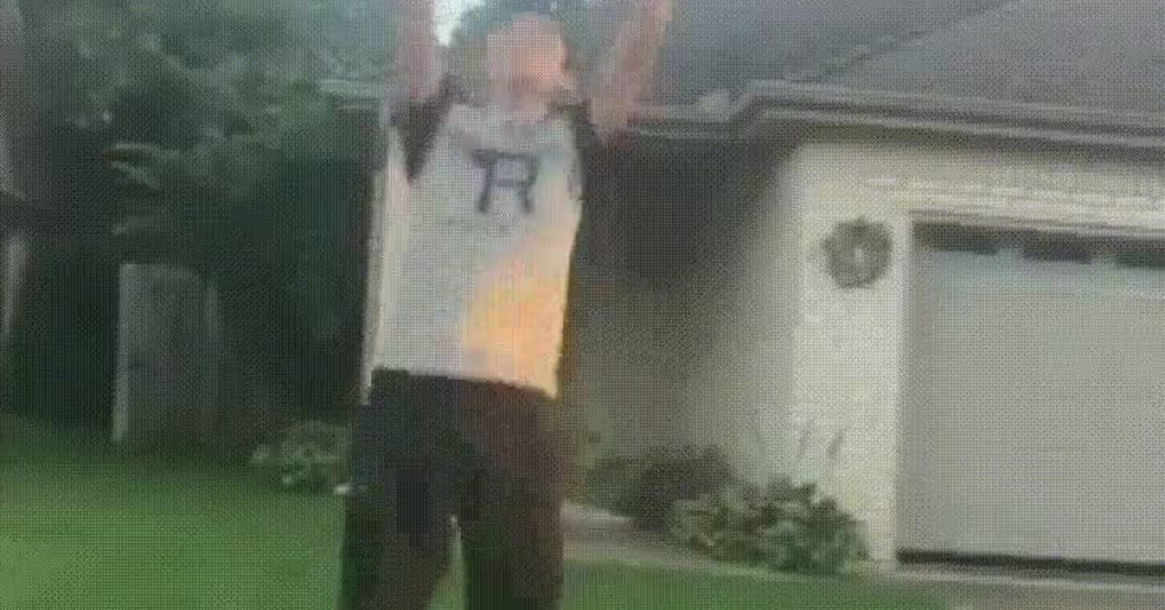 ¡Vaya GIF! / La idea era atrapar esta botella de 2 litros de agua con ...