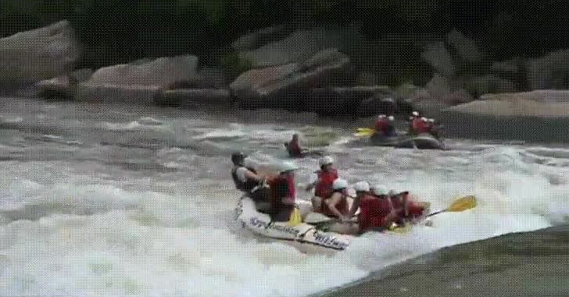 ¡Vaya GIF! / El mejor sitio para sentarse en una balsa siempre es el de ...