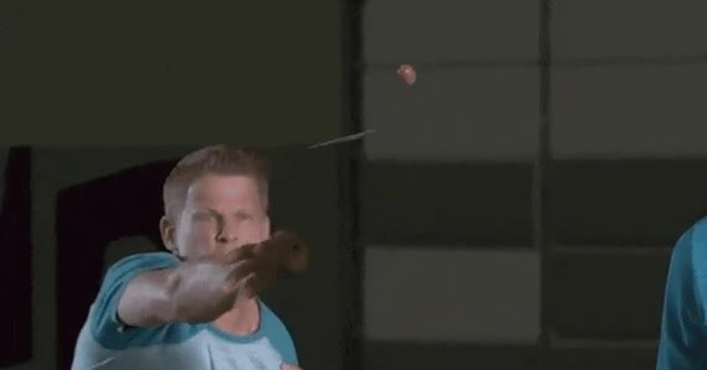 ¡Vaya GIF! / Es todo un experto en el arte de cortar cosas lanzando cartas