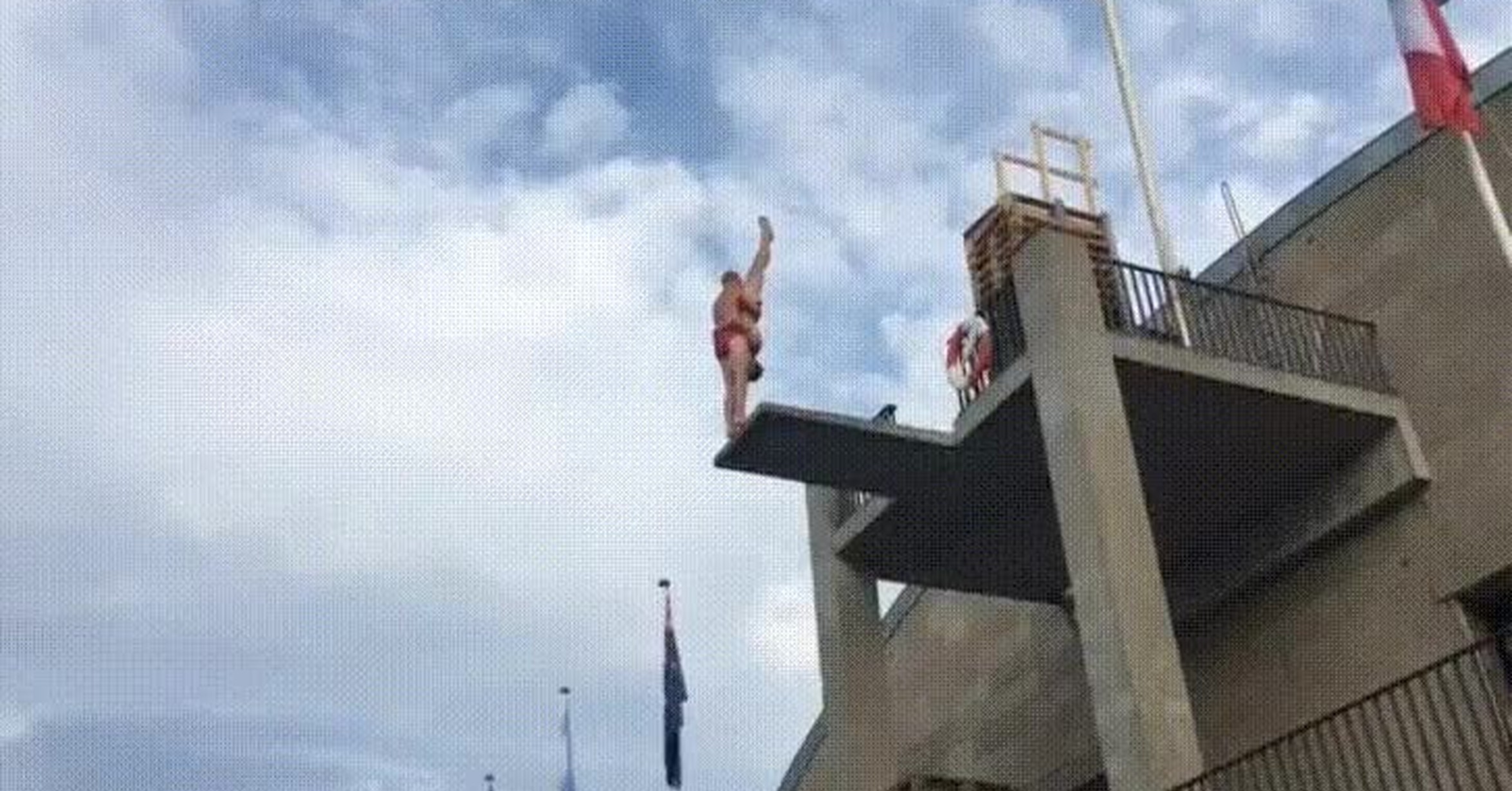 ¡Vaya GIF! / Ahora lo que se lleva son los saltos sincronizados en tandem