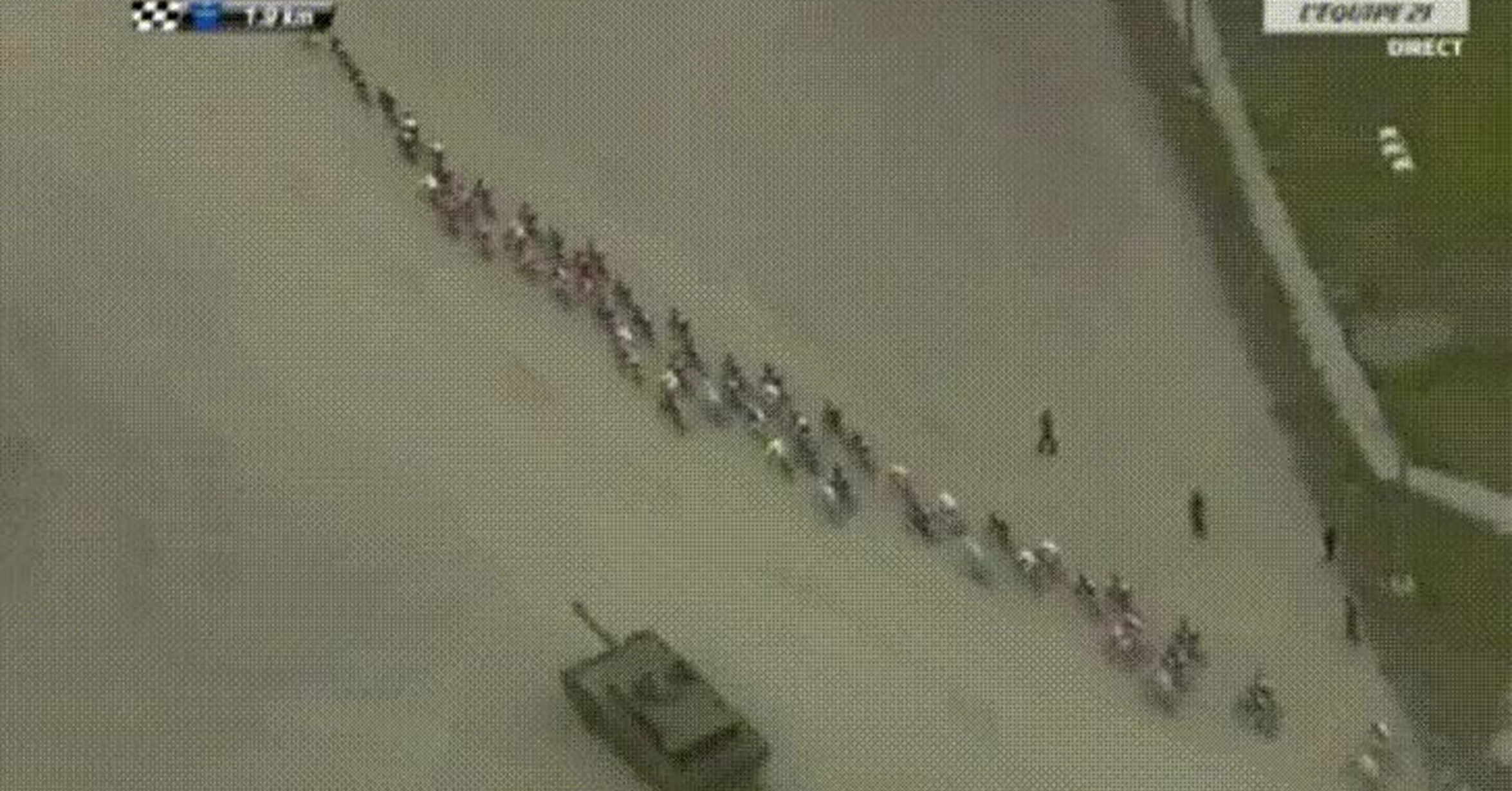 ¡Vaya GIF! / El típico tanque para controlar que una carrera ciclista ...