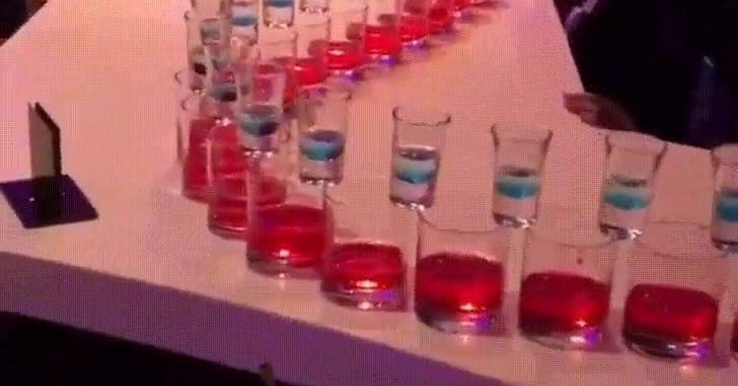 ¡Vaya GIF! / Ir a algunos bares de copas es todo un espectáculo