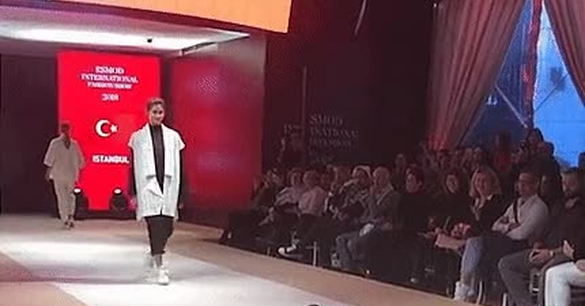 ¡Vaya GIF! / Un gato se cuela en un desfile de moda y la lía
