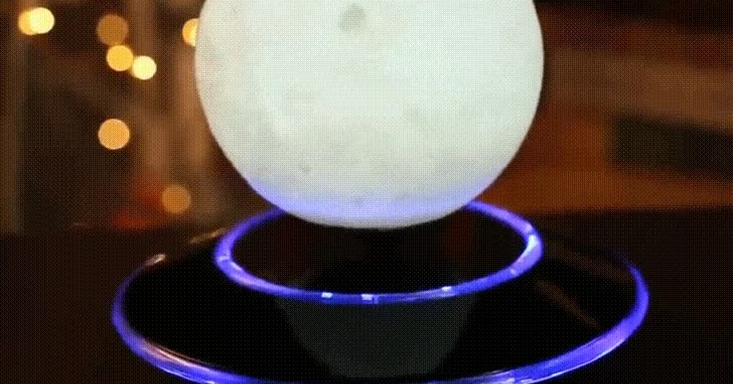 ¡Vaya GIF! / Lámpara de la luna con levitación magnética