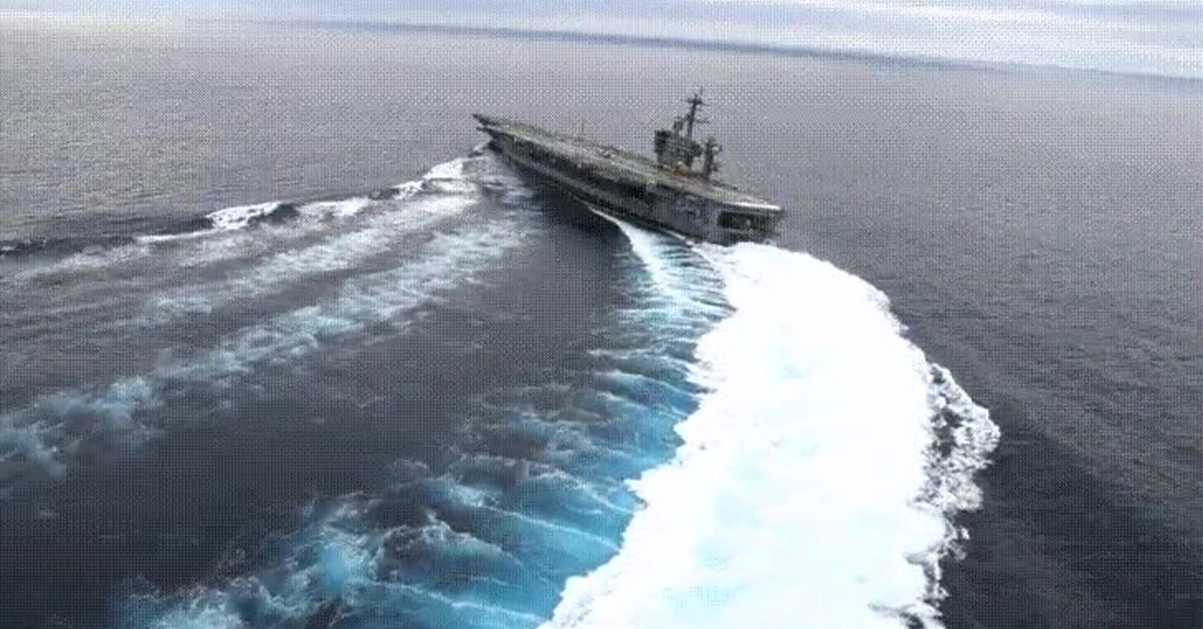 ¡Vaya GIF! / El USS Abraham Lincoln haciendo un giro de alta velocidad