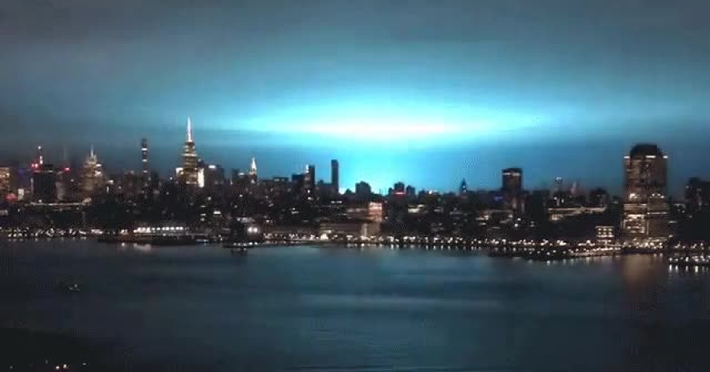 ¡Vaya GIF! / Una explosión pinta de azul el cielo en Nueva York