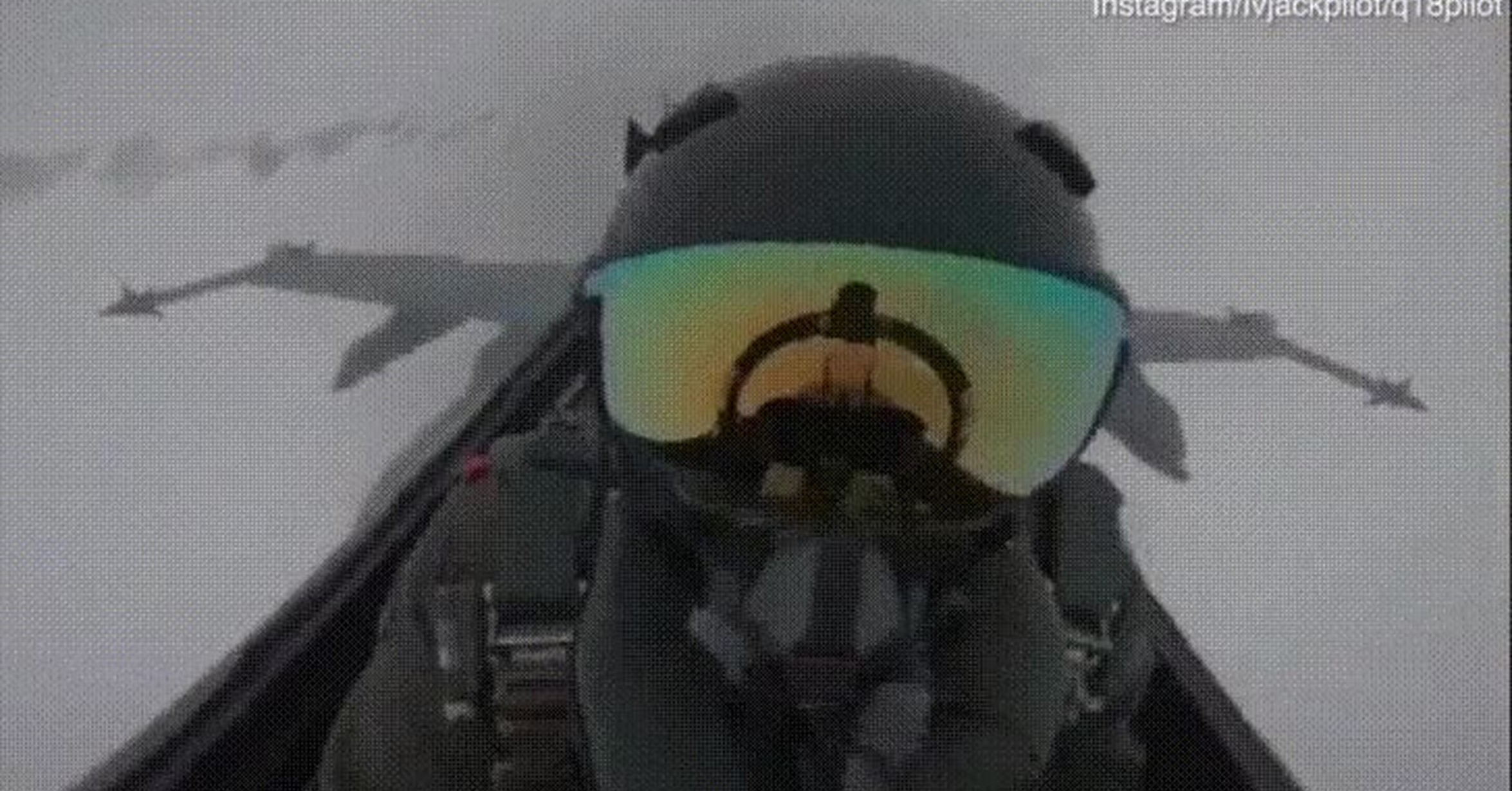 ¡Vaya GIF! / Ver un rayo cayendo desde la cabina de un F-18 da mucho miedo