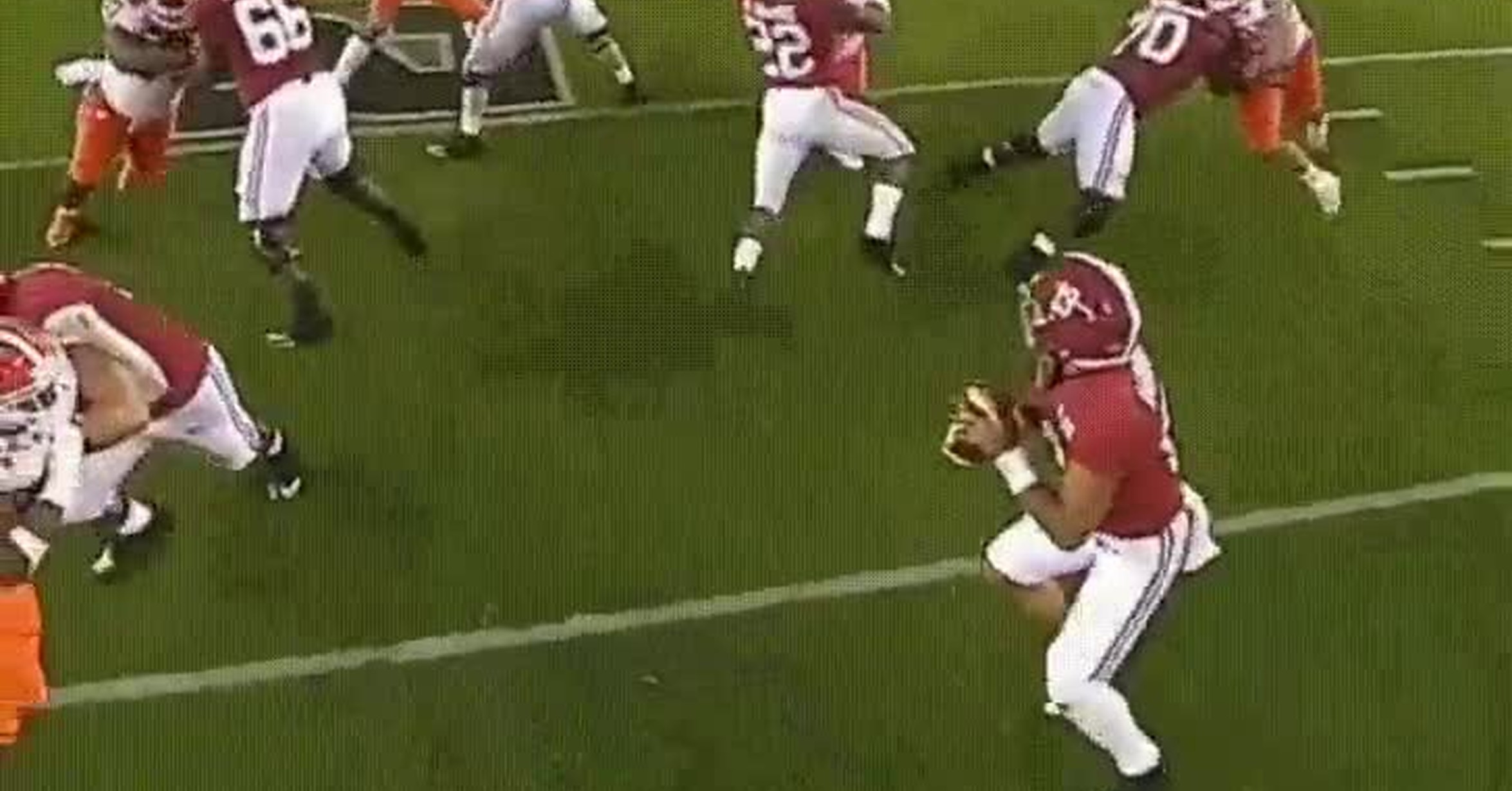 ¡Vaya GIF! / Árbitro esquivando un balón lanzado a gran velocidad que ...