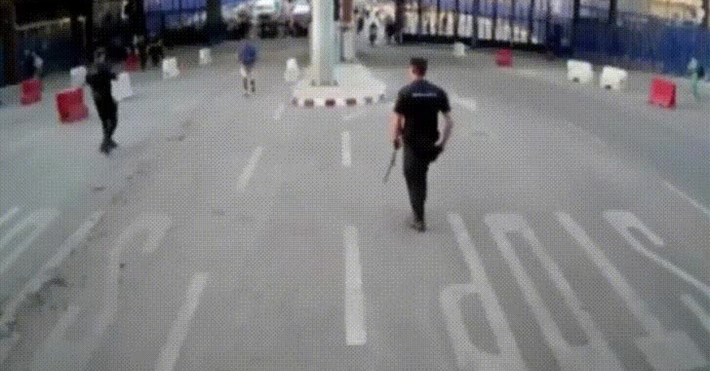 ¡Vaya GIF! / Truco de la policía para desarmar a un hombre con un cuchillo