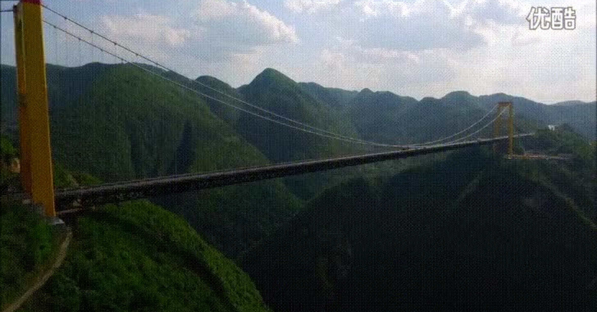 ¡Vaya GIF! / Uno de los puentes más espectaculares que puedes ver en China