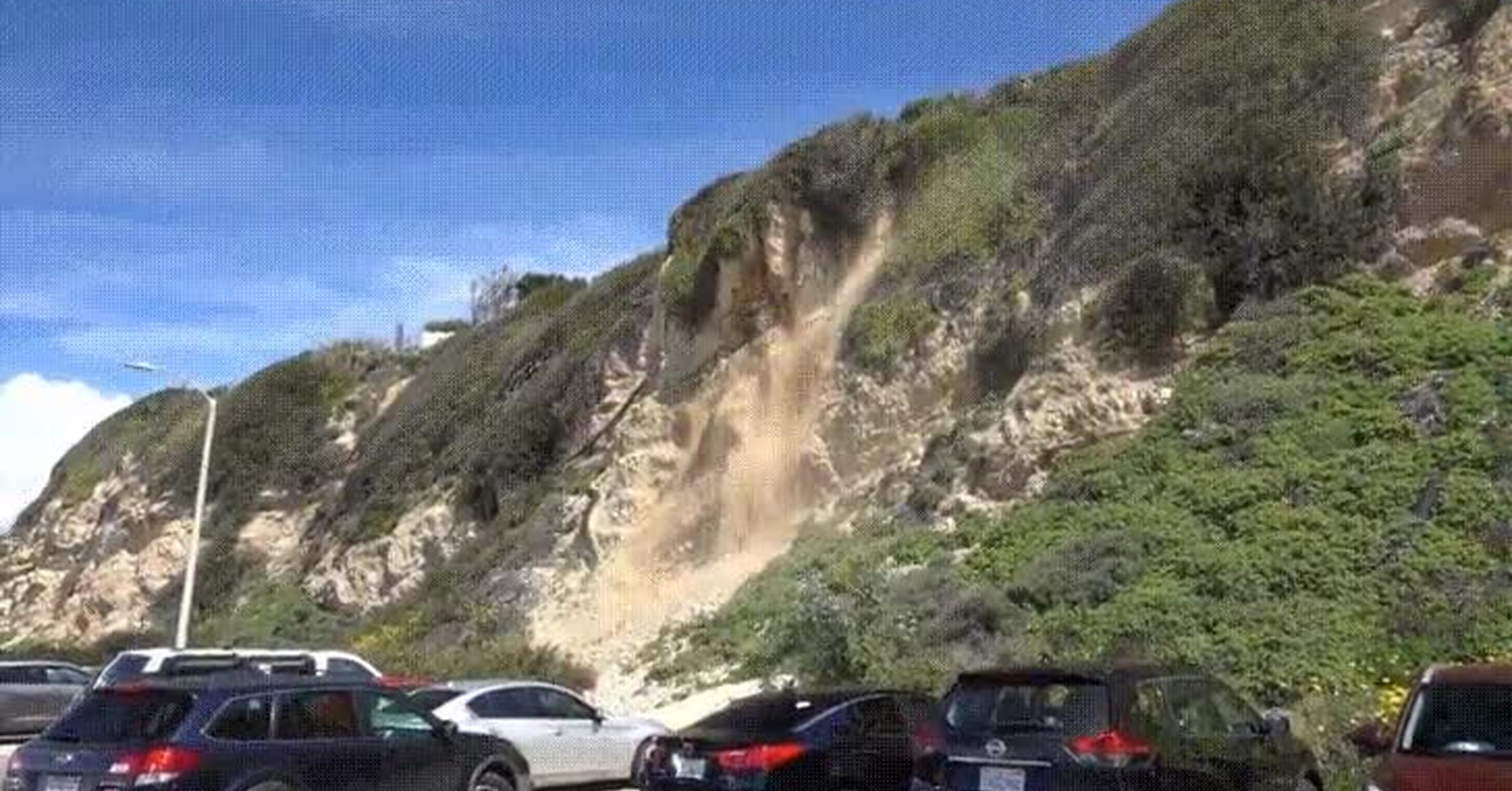 ¡Vaya GIF! / El momento exacto en el que se derrumba una montaña en Malibú