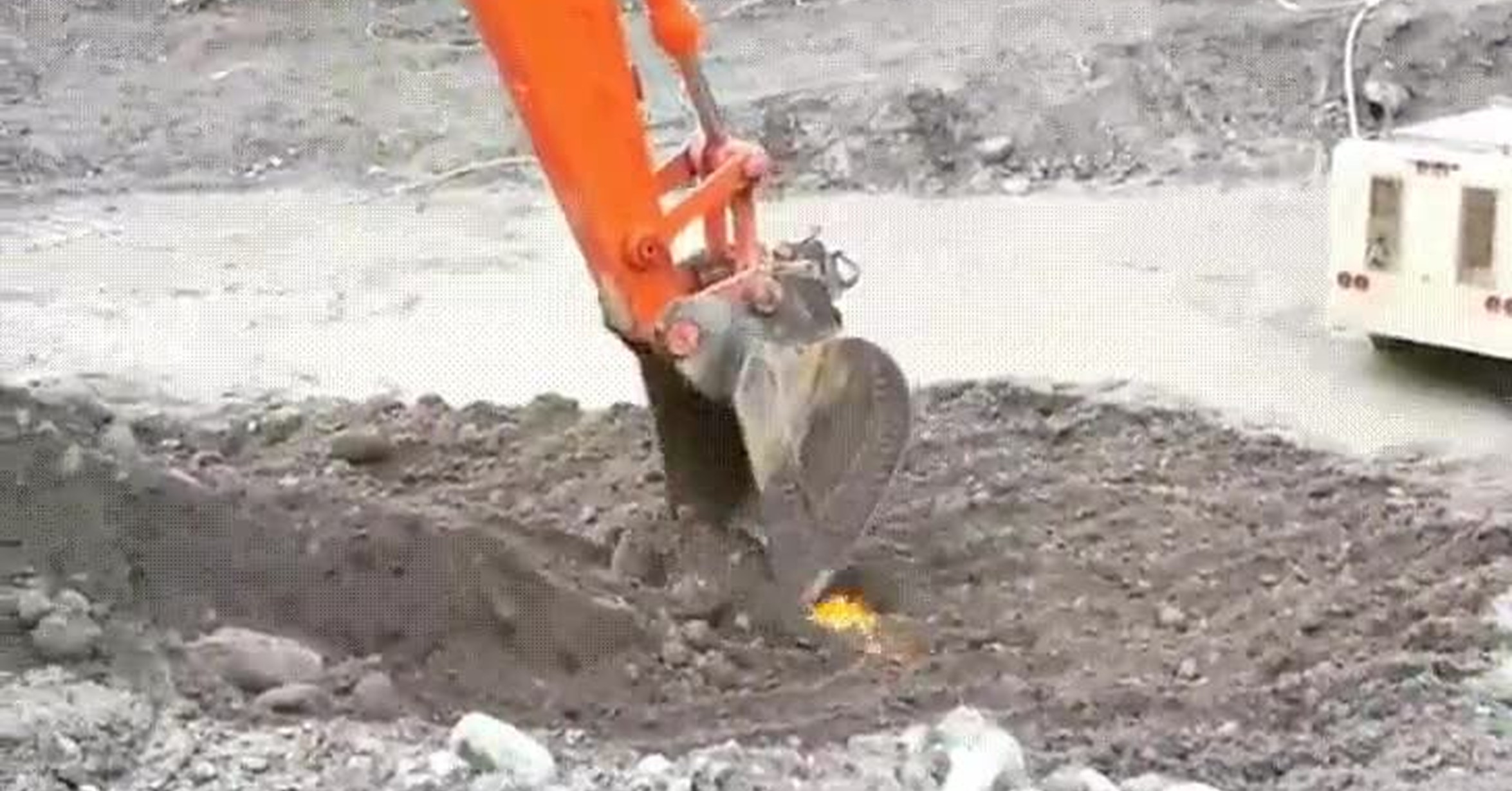 ¡Vaya GIF! / La prueba de que excavar cosas puede ser muy peligroso