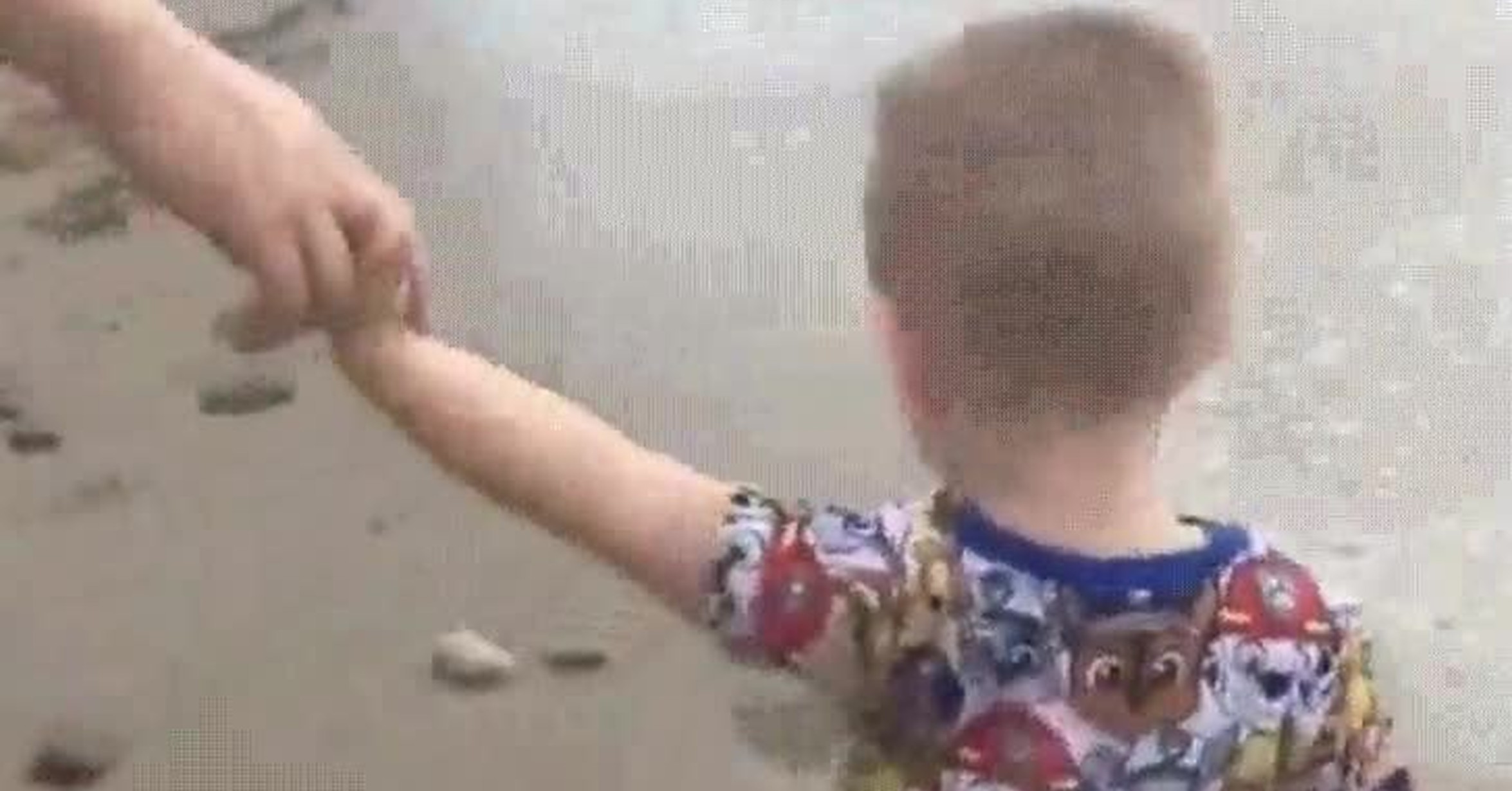 ¡Vaya GIF! / El primer día de playa de un niño pequeño