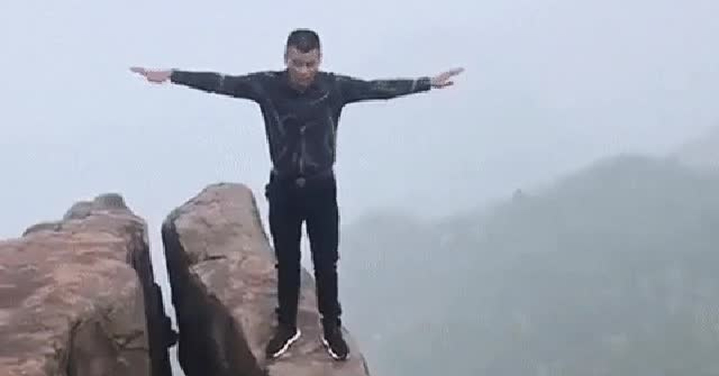 ¡Vaya GIF! / A ver, no creo que sea muy inteligente hacer equilibrio ahí