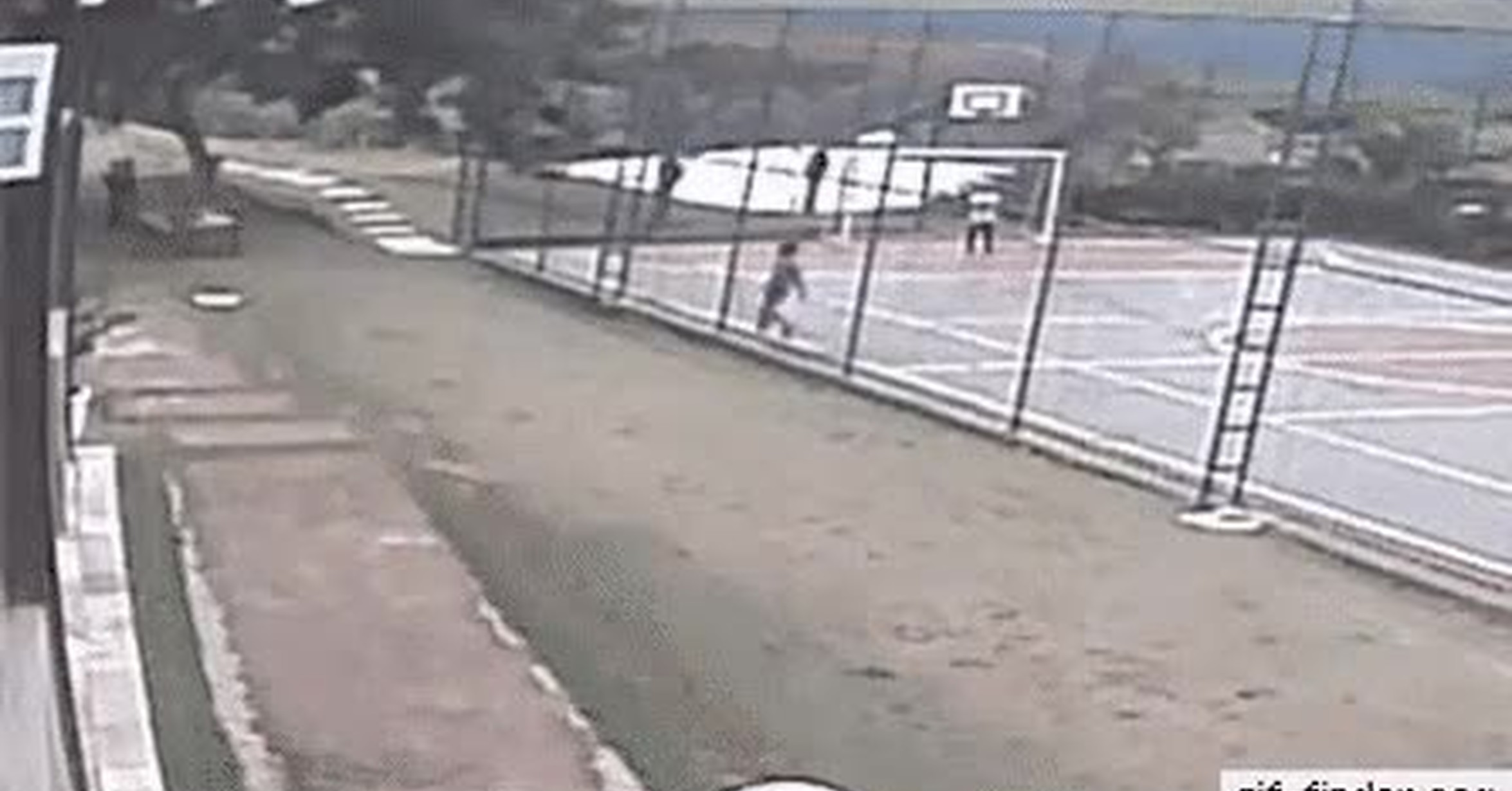 ¡Vaya GIF! / Jugar en un cancha callejera se ha convertido en algo ...