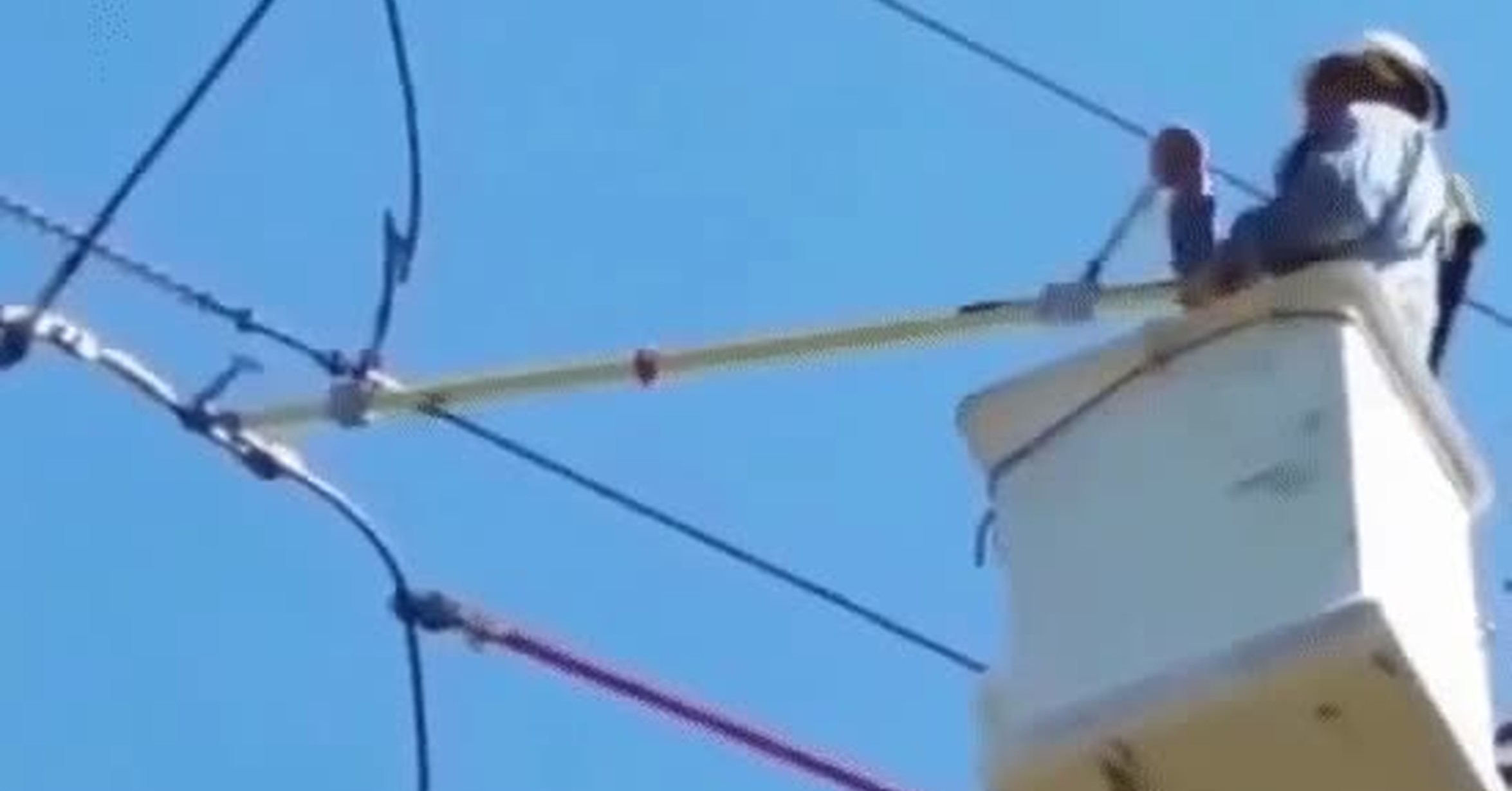 ¡Vaya GIF! / Cortar uno de estos cables puede ser peligroso