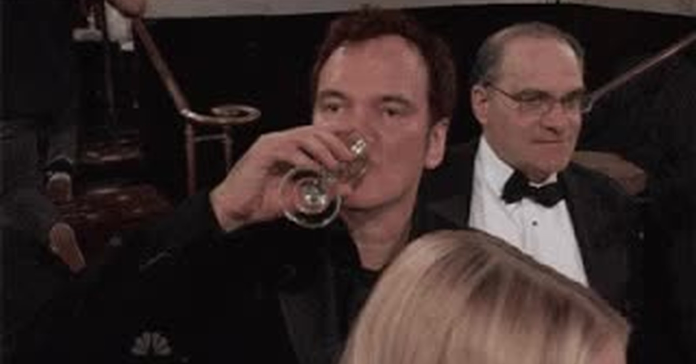 ¡Vaya GIF! / Cuando estás de resaca y de repente te pasan una copa con más alcohol