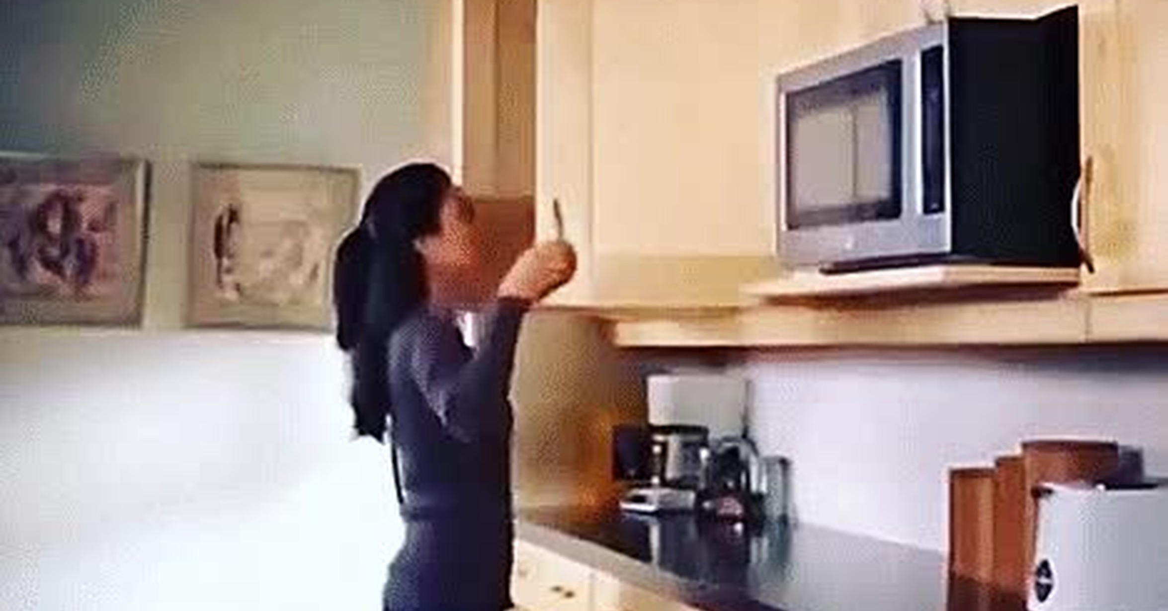 ¡Vaya GIF! / Yo intentando buscar la tapa del tupper