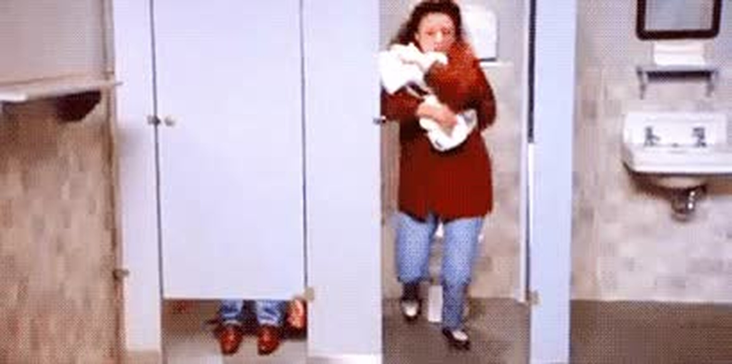 ¡Vaya GIF! / La gente en los lavabos de los bares llevándose todo el papel