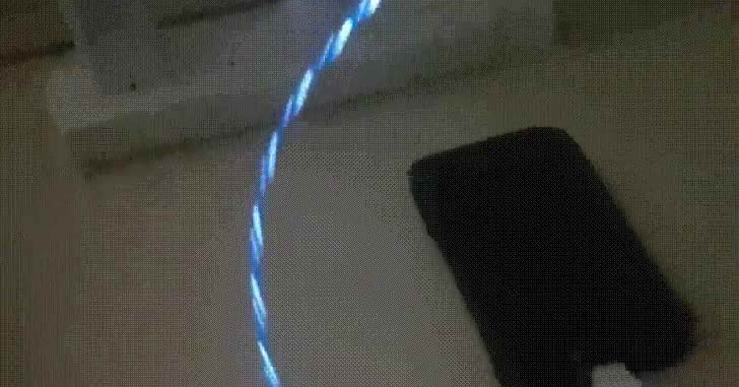 ¡Vaya GIF! / El mejor cable de carga que he visto nunca