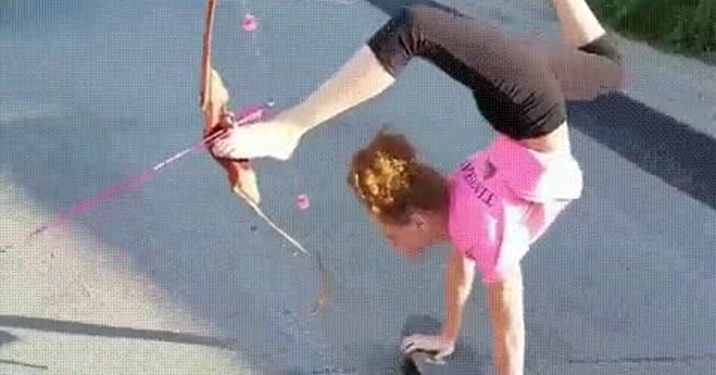 ¡Vaya GIF! / Disparando un arco con los pies mientras va en skate con ...